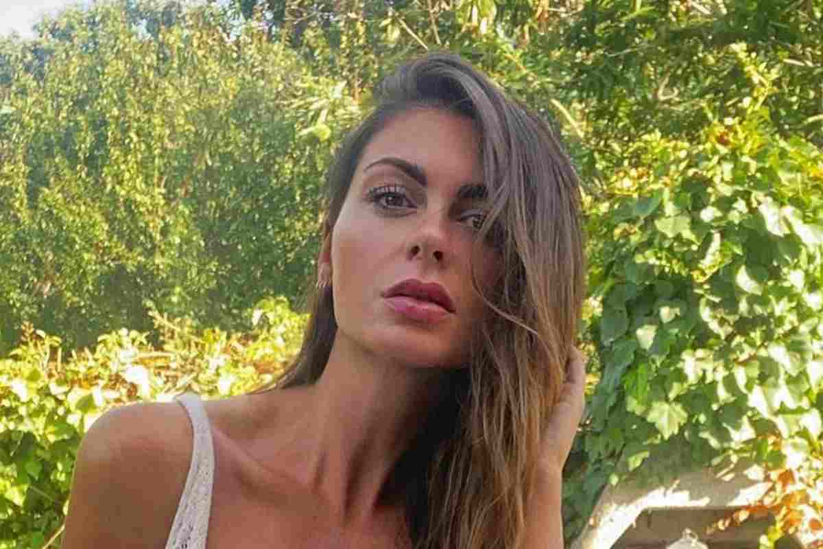 Jolanda De Rienzo, ritiro bollente: il costume non la contiene ...