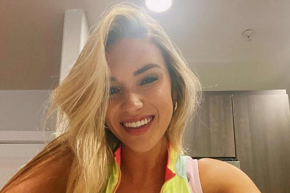 Kayla Simmons, la scollatura esce tutta dal costume: una bomba ...