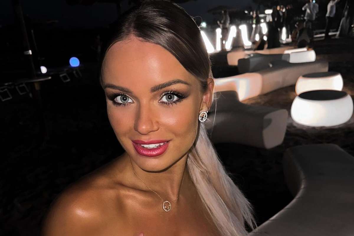 Mercedesz Henger esplosiva in costume: identica a sua madre ...