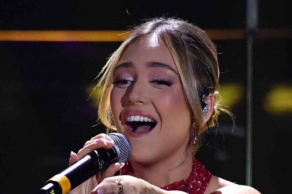 Ana Mena strega l'estate: fisico da urlo per la popstar - ControCalcio.com