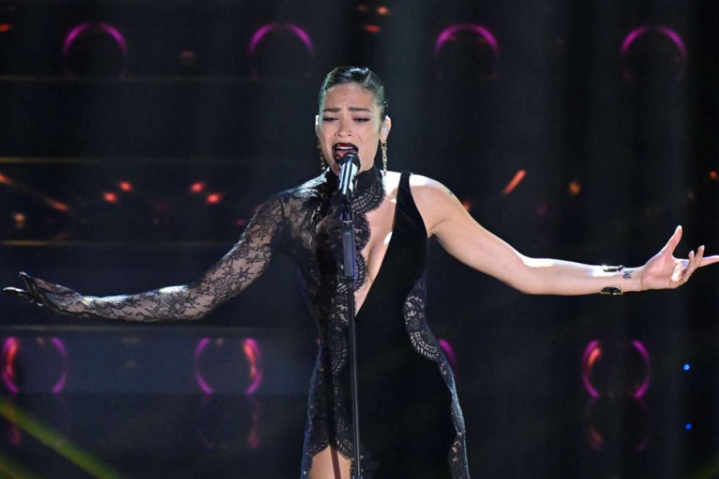 Elodie, il topless infiamma il web: la cantante è bollente - ControCalcio.com