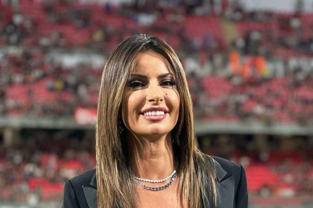 Monica Bertini spaziale in bikini: "Ho bisogno di un cardiologo ...