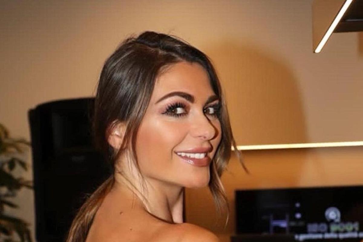 Jolanda, il selfie è top: scollatura rovente per la De Rienzo ...