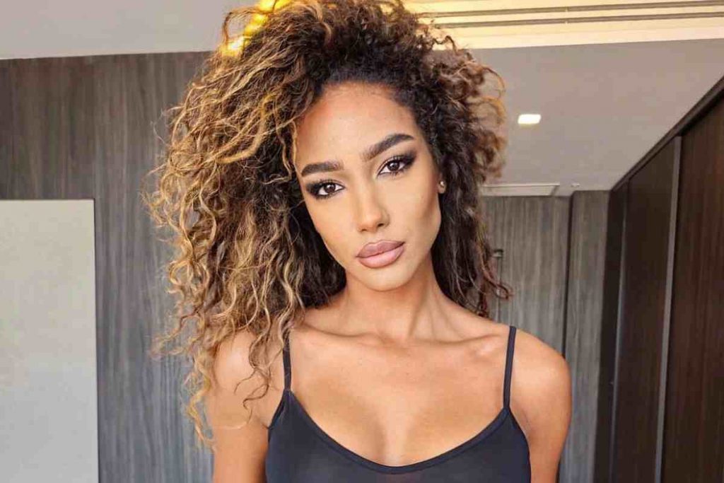 Samira Lui, scollatura da sogno: fans in estasi per lo scatto