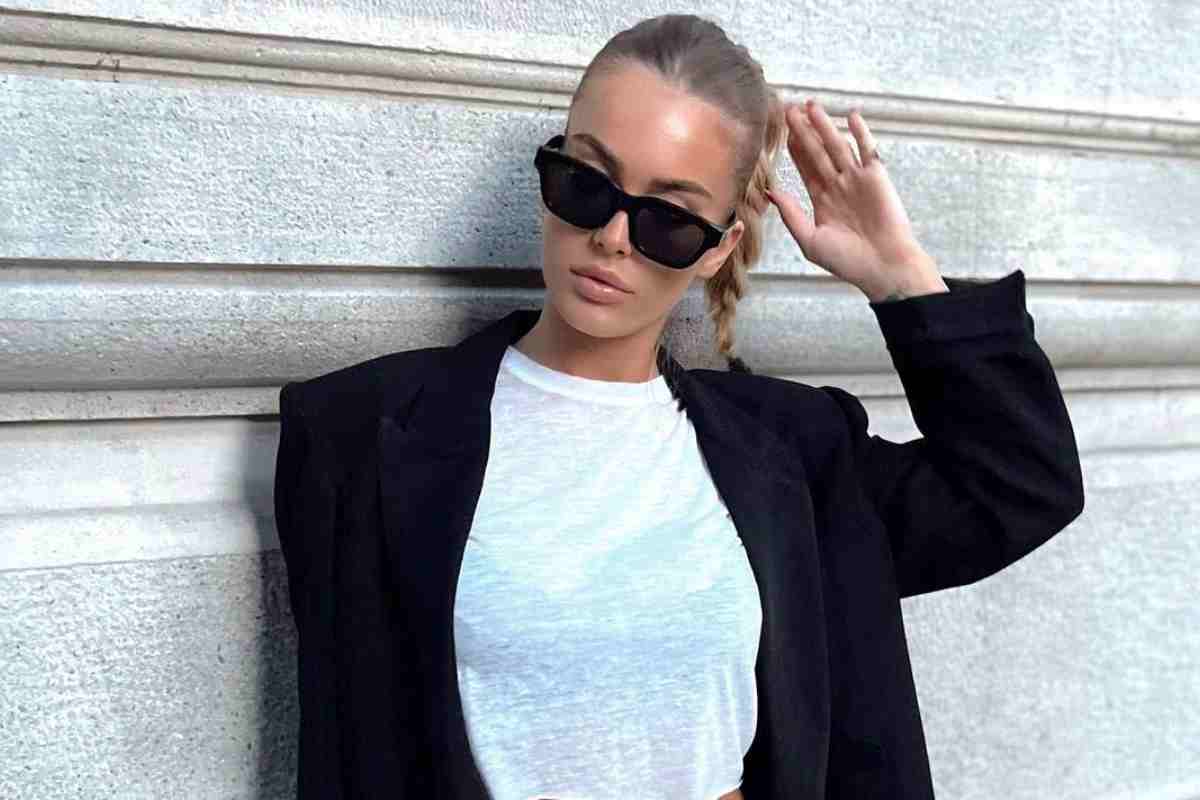 Gonna cortissima e fisico da sogno: Sophie Codegoni lascia a bocca aperta