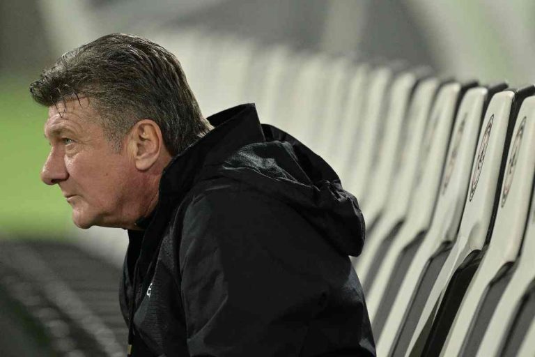 Mazzarri, che combini: il dettaglio in conferenza diventa virale